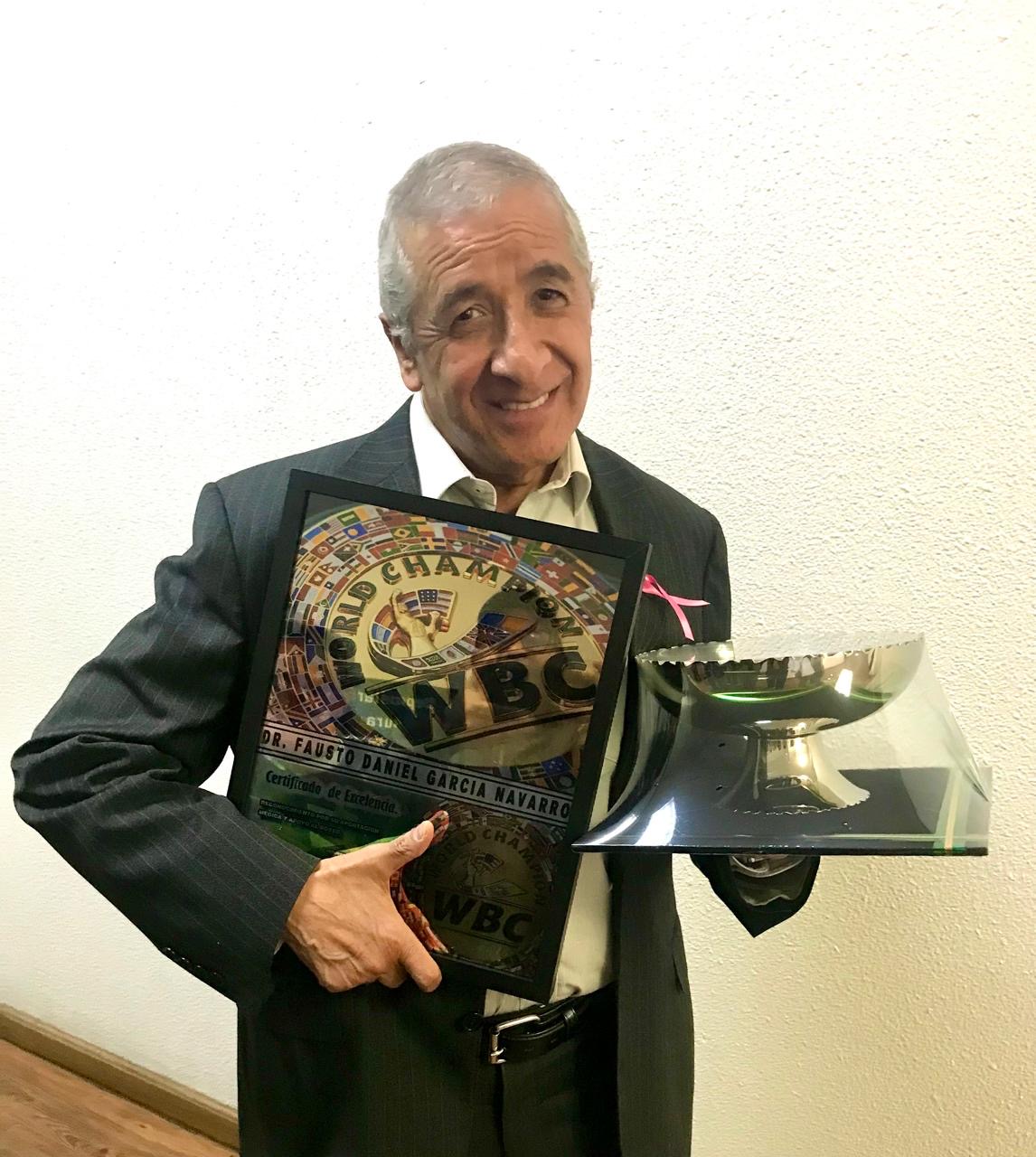 RECONOCIMIENTO DEL WBC AL DR FAUSTO GARCÍA – Los Del Ring